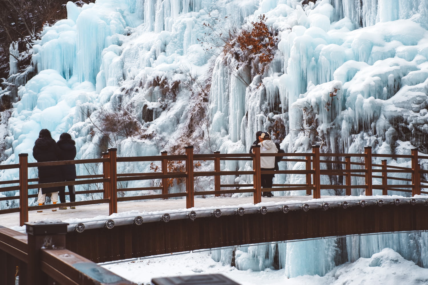 The Ultimate Guide to Eobi Ice Valley: the Spellbinding Ice Wall Near Seoul